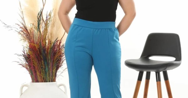 Παντελονι με κοψιμο στο τελειωμα.